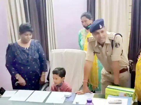 पुलिस बाल सुरक्षा सप्ताह अभियान; 6 साल का रोहन देवांगन बना एक दिन का ...